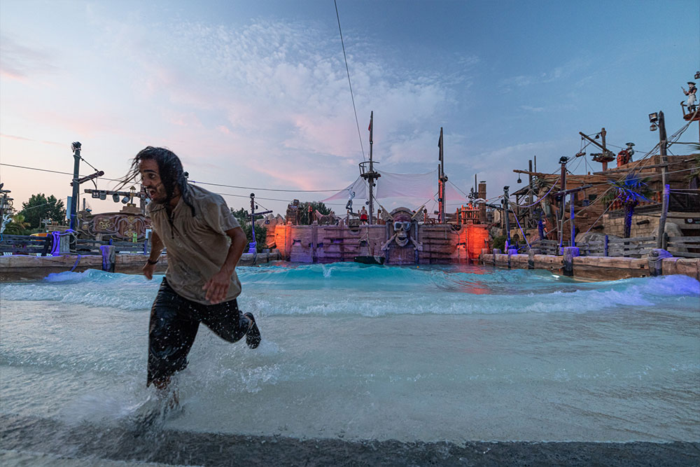 Enjoy an immersive dinner show at Pirates World in Cap d'Agde